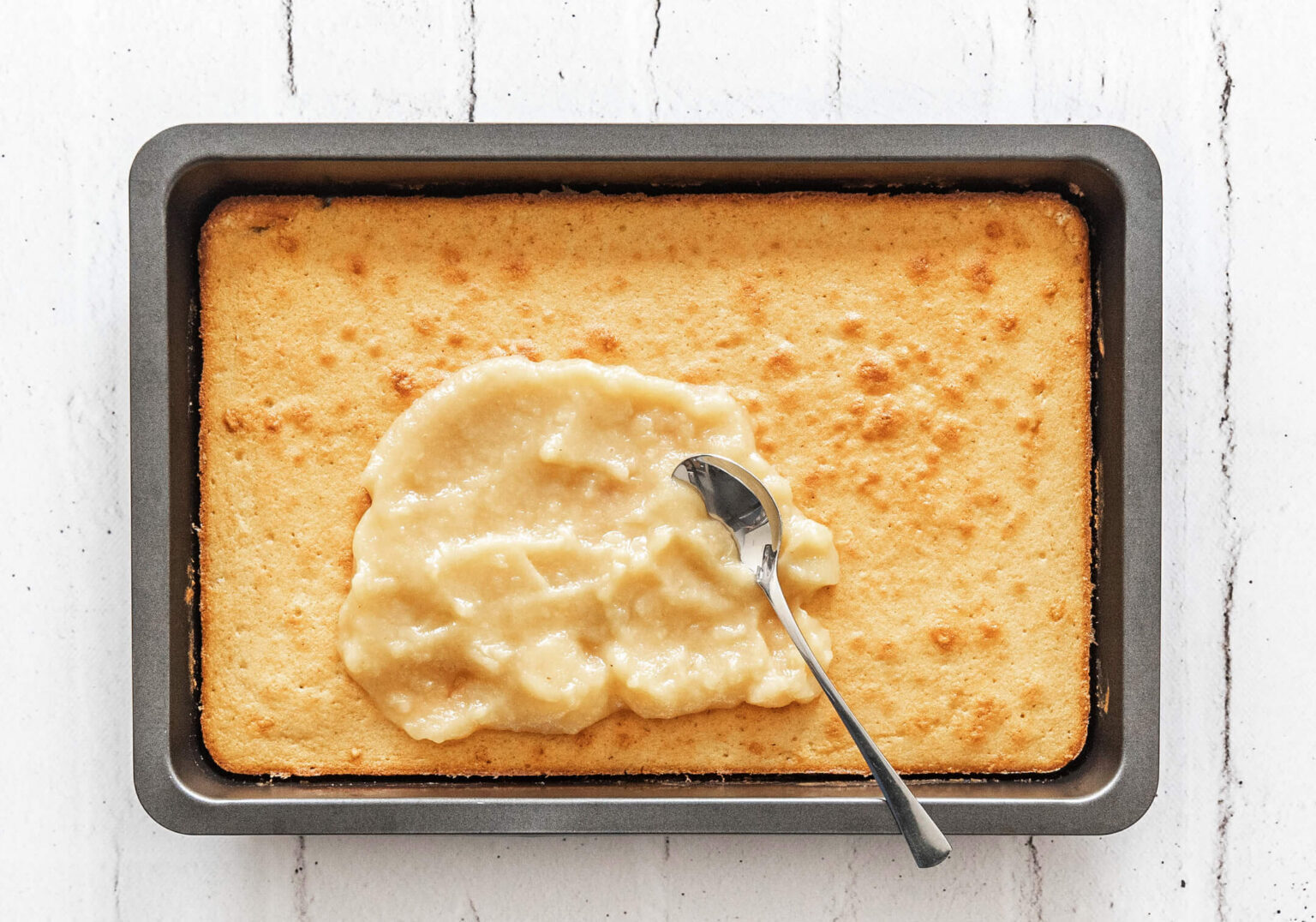 Schneller Apfelmuskuchen mit Schmand vom Blech – Einfach Kuchen