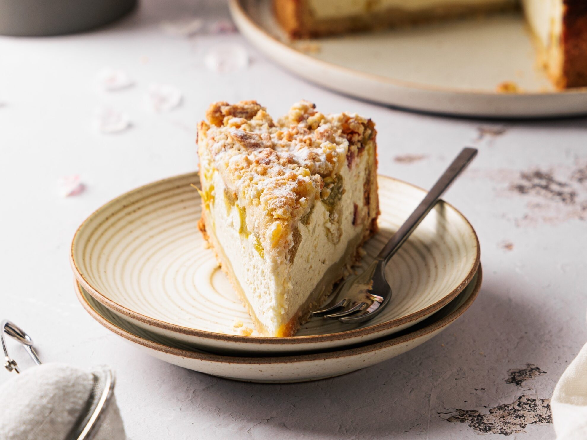 Quarkkuchen mit Rhabarber und Streusel – Einfach Kuchen